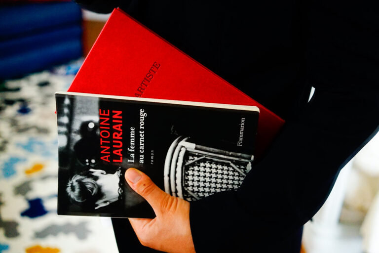 La femme au carnet rouge d'Antoine Laurain - Atelier d'Albion
